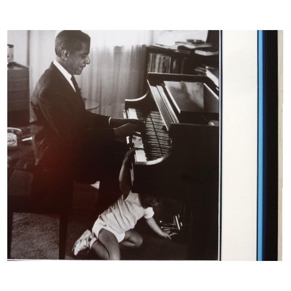 ●テディー・ウィルソン/息子と自宅にて NY1960/アートピクチャーの額装品●アートピクチャーサイズ（約32cmx25cm）●額/木製/ブラック/アクリル仕様　外枠寸法　約44cｍｘ37cｍ　　専用箱、吊下げ備品付●ご指定の無い場合は画像...