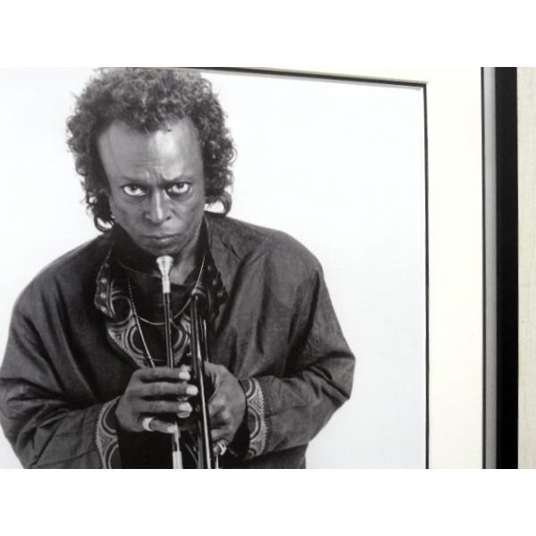 ●マイルス・ディビス/アートピクチャーの額装品●アートピクチャーサイズ（約30cmx29cm）●額/木製/ブリリアント・ホワイト/シルバーライン/黒額/アクリル仕様　　外枠寸法　42cｍｘ42cｍ　専用箱、吊下げ備品付●2mmアクリル板で軽...