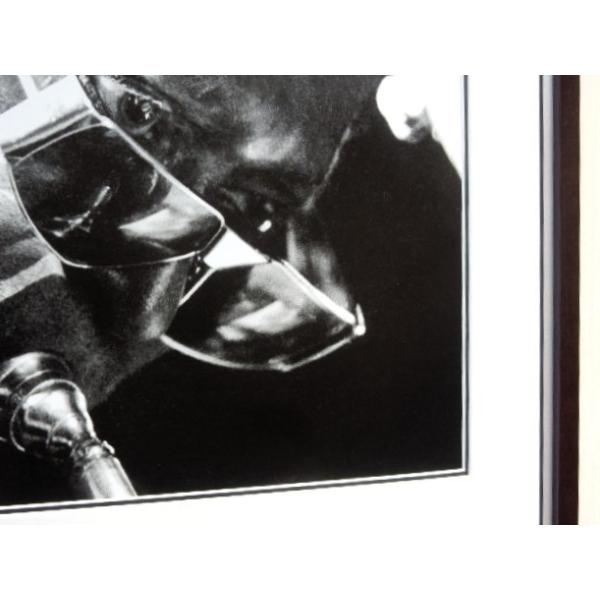 ●Miles Davis.London 1989.アートピクチャーの額装品●アートピクチャーサイズ（約25cmx25cm）●額/木製/ブリリアント・ホワイト/シルバーライン/黒額/ガラス仕様　　外枠寸法　37cｍｘ37cｍ　専用箱、吊下げ備品付