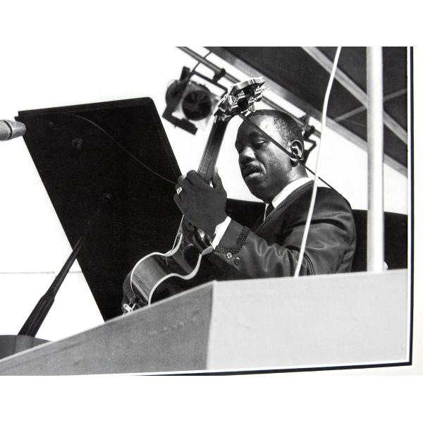 ●ウエス・モンゴメリー/アートピクチャーの額装品●Wes Montgomery w./Wynton Kelly Trio,Newport Jazzfestival 1965 ●額装仕様.ホワイト＆ブラック/シルバーライン/黒額●アートピクチ...