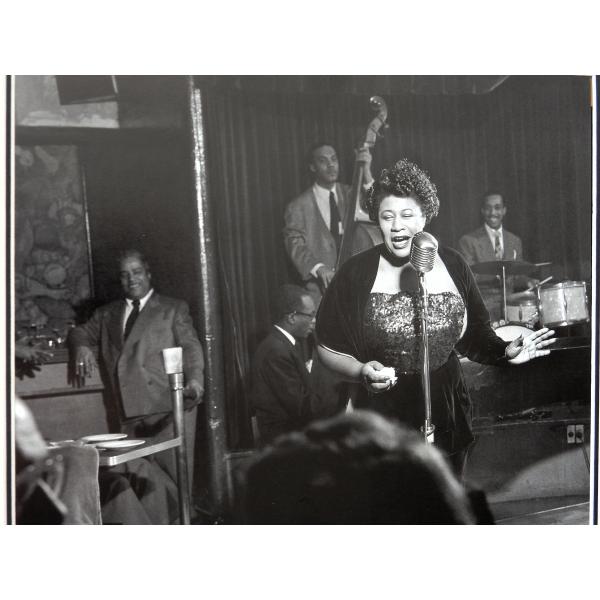 ●エラ・フィッツジェラルド/Downbeat NYC./アートピクチャーの額装品●額装仕様/ホワイト＆ブラック/シルバーライン/黒額●アートピクチャーサイズ（約32cmx25cm）●額/木製/ブラック/アクリルパネル仕様　●額外枠寸法　約4...