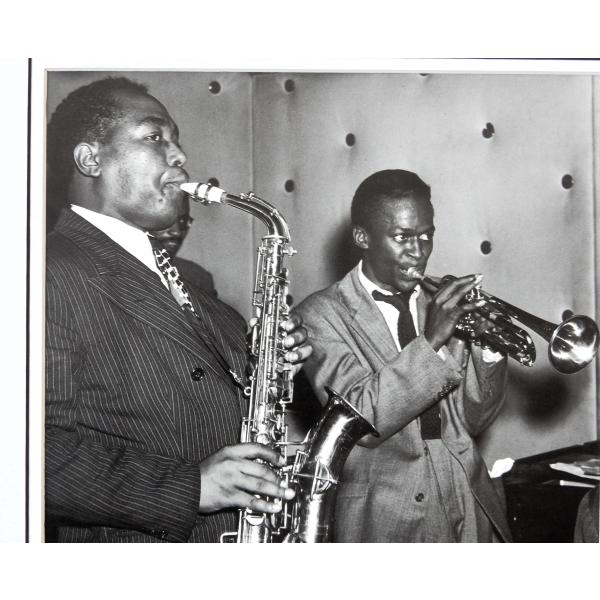 ●マイルス・ディビス/チャーリー・パーカー/アートピクチャーの額装品●Miles Davis/Charlie Parker at Three Duces NY 1948●額装仕様/ホワイト＆ブラック/シルバーライン/黒額●アートピクチャーサ...