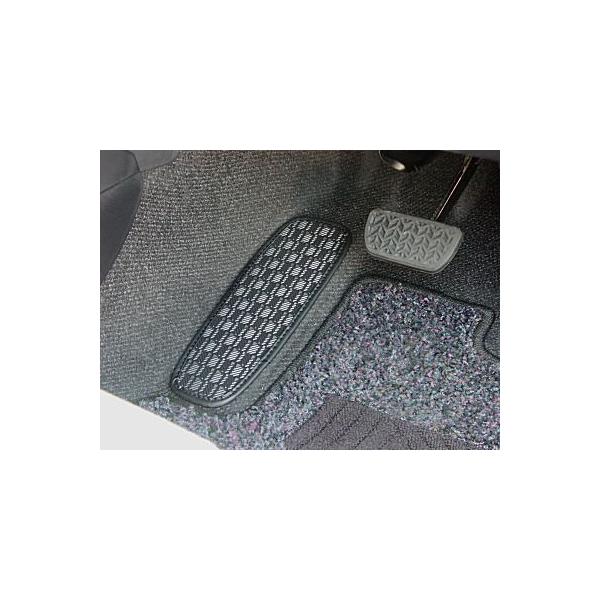 適合車種…’11/12月〜　TOYOTA　AQUA　アクア　NHP10特徴…純正フロアマットのようにフットレスト部分がカットされたフロアマットを使用されているお客様に吉報です。フットレスト部用マットを裏面マジックテープでフロアに貼り付けてい...
