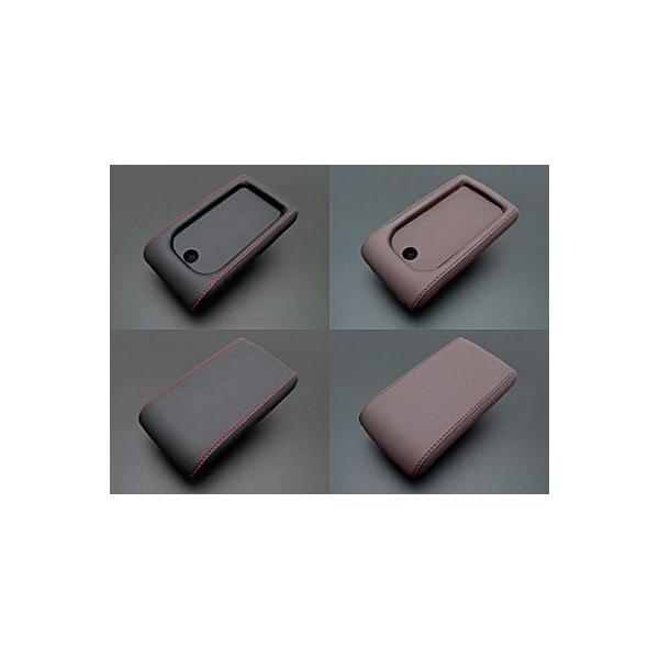 適合車種…’14/6月〜　DAIHATSU　Copen　LA400K特徴…ウレタンクッションを純正のコンソールカバーに乗せ、合皮レザーを張りました。純正より熱を持ちにくく、クッションを挟み込んだことにより肘を乗せた時の感触や肌触りも抜群です...