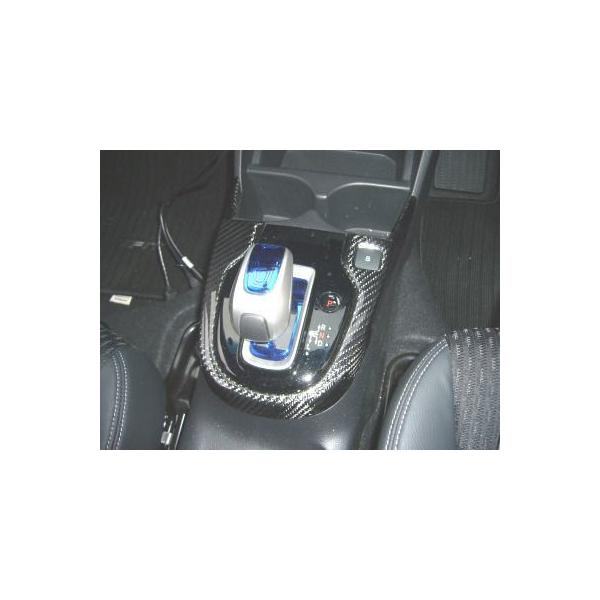 適合車種…’13/9月〜　HONDA　Fit　GK3,4,5,6　　　　　’13/9月〜　HONDA　Fit　ハイブリット　GP5特徴…フィットGK系のカーボンシフトゲートカバーです。室内インテリアをカーボンでドレスアップ。オートマチック車...
