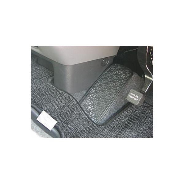 適合車種…’12/6月〜　NISSAN　NV350　キャラバン　E26特徴…純正フロアマットのようにフットレスト部分がカットされたフロアマットを使用されているお客様に吉報です。フットレスト部用マットを裏面マジックテープでフロアに貼り付けてい...