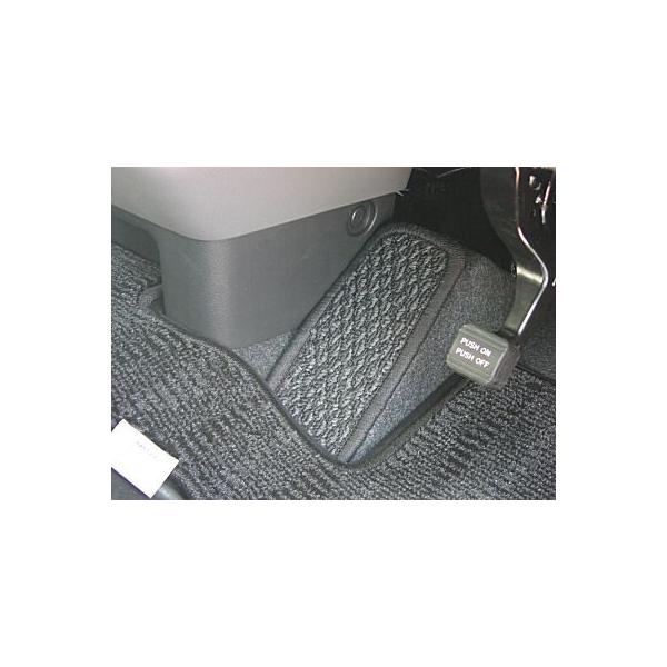 適合車種…’12/6月〜　NISSAN　NV350　キャラバン　E26特徴…純正フロアマットのようにフットレスト部分がカットされたフロアマットを使用されているお客様に吉報です。フットレスト部用マットを裏面マジックテープでフロアに貼り付けてい...