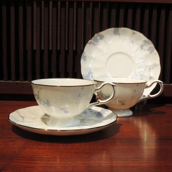 オーセンティックな形状にカッパーが映え、トレンド感のある気品と豪華さを兼ね備えた白薔薇のデザインがティータイムを優雅に彩りますご結婚祝いなど、ギフトにもぴったりです容量：210cc