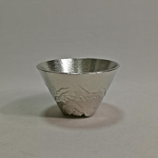 富山の絶景、立山連峰のパノラマをぐい呑にしましたそれぞれの山の位置がわかるように帯表示してあります錫は熱伝導率が高いため、冷蔵庫に1〜2分入れておくだけでカップ全体が冷たくなります氷を入れると器自体がよく冷え、冷たい飲み物をお楽しみいただけ...