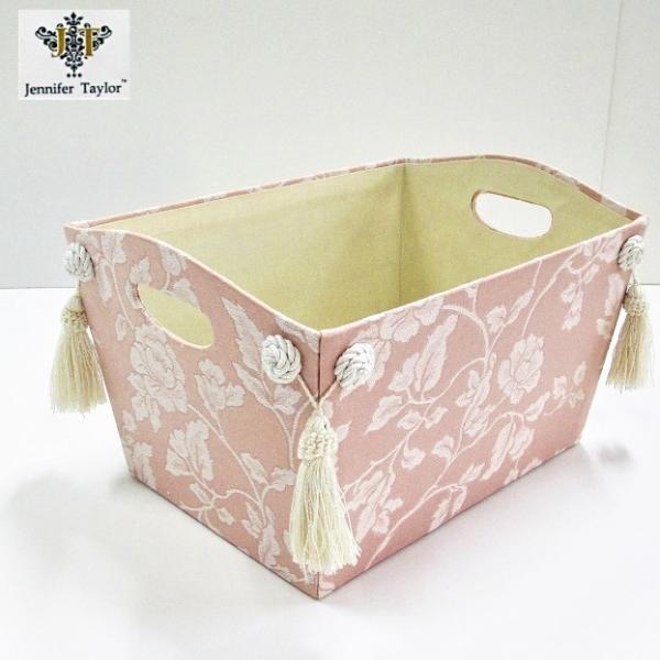 上品なデザインと上質なファブリックを使用した、大人気の《ジェニファー・テイラー》♪ボックス・スツール・クッションなどシリーズで、お使いいただくと素敵なお部屋に大変身ですサイズ：Ｗ 40 × Ｄ 30 × Ｈ 23 cm送料区分：送料無料※但...