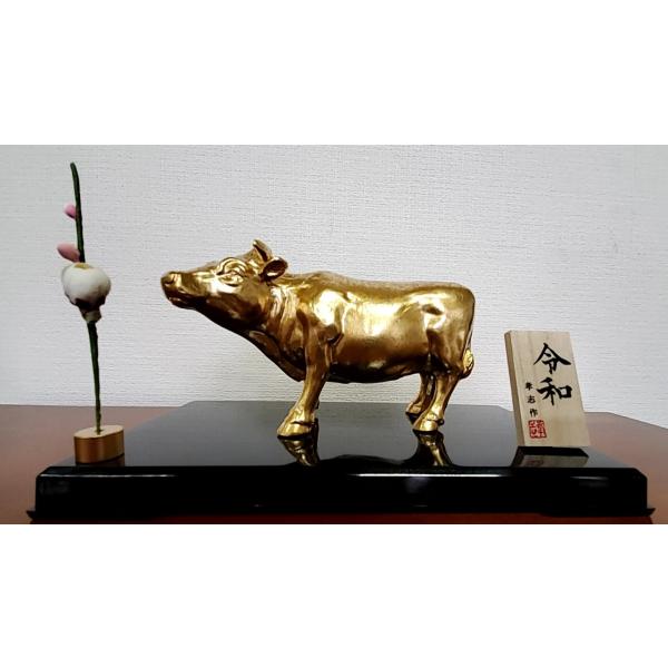 2021年（令和三年）の干支は 辛丑（かのとうし）年。福を呼び幸運を招く縁起干支 丑の置物です。お正月飾りのインテリアとして、また年末年始の贈り物にも最適です。高岡銅器（たかおかどうき）は、富山県高岡市で作られている銅器の総称。伝統工芸品、...