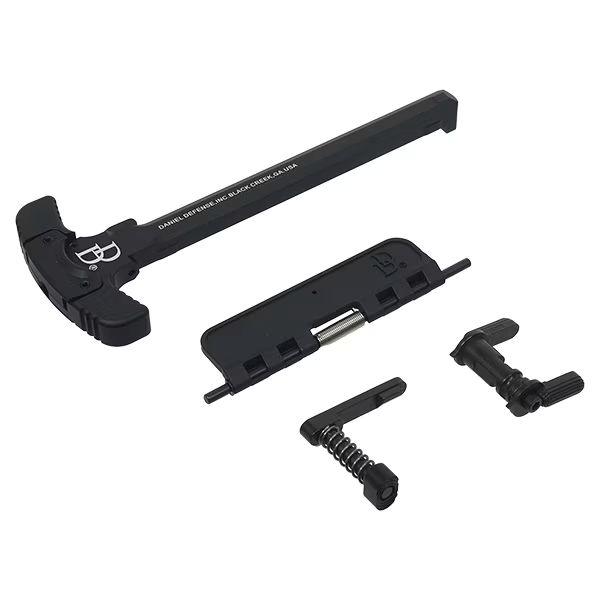 東京マルイ M4 MWS ガスブローバックシリーズ、T8 SP SYSTEM CGS 製 M4ガスブローバックガン シリーズに対応するチャージングハンドルを含めたパーツセットです。Daniel Defense 社の正式ライセンスエアソフトガ...