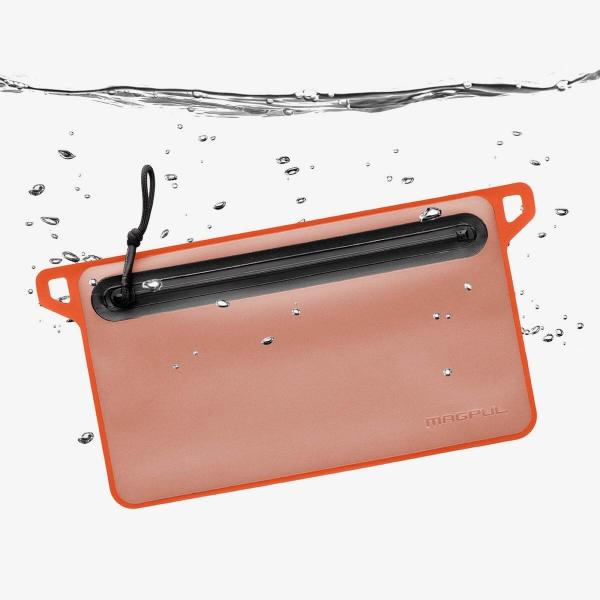 こちらのカラーはオレンジです。サイズ　ミディアム翻訳DAKA Waterproof Window Pouchは大人気のDAKAポーチを完全防水仕様にしたポーチです。YKKジッパーはDAKAウォータープルーフポーチの側面に横向きに配置され、完...