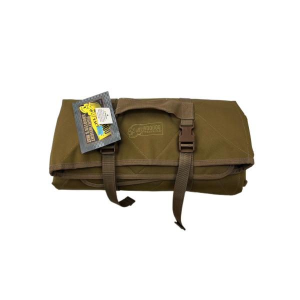 カラー コヨーテ公式HP翻訳重さ5ポンド（約1.5kg）以下のマットは、迅速な移動に最適で、生地が動くのを防ぐために斜めにステッチされた丈夫なパッククロスを2枚重ねています。三つ折りにするとコンパクトになり、サイド・リリース・バックル付きの...