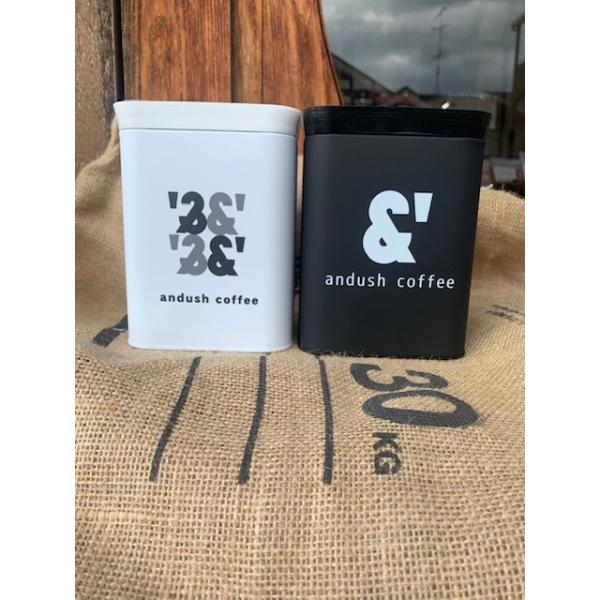 アンダッシュコーヒーオリジナルキャニスター缶コーヒー豆が300〜400グラム入ります。■サイズ詳細底面：約幅11.5cm　奥行8.5cm　高さ15.5cm　外側サイズ底面：約幅10.8cm　奥行7.7cm　高さ13.5cm　内側サイズ