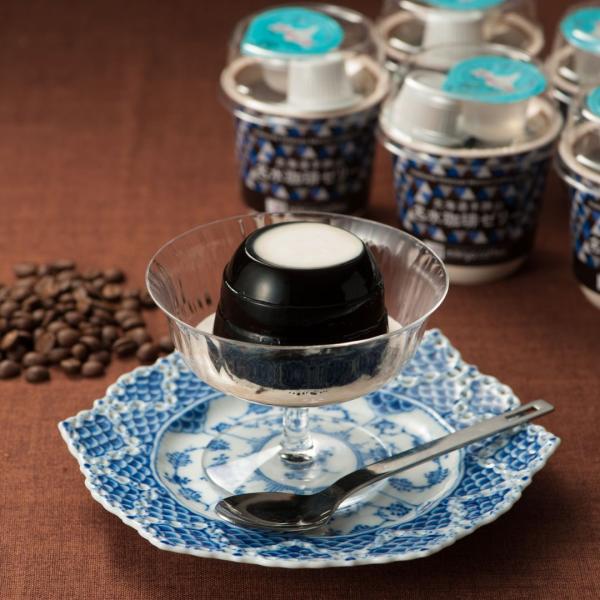 北海道羊蹄山の大雪渓から長年の歳月を得て、山麓の京極町の里に湧き出た冷淡な天然湧水で抽出したコーヒーゼリーです。寒天を溶かす液体もコーヒーの原液１００％を使用して、今までにない弾力感のあるコーヒーゼリーがお楽しみいただけます。別添のコーヒー...