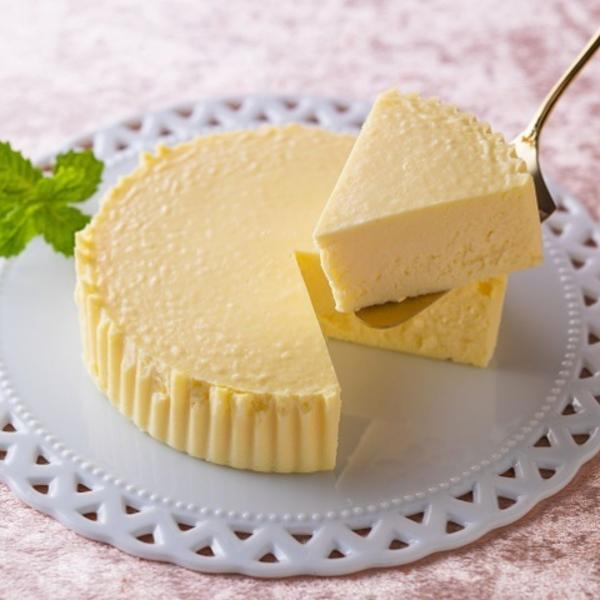 爆買＜春の新生活[爆買WEEK]＞鎌倉山のチーズケーキはクリームチーズとサワークリームを贅沢に使用し低温で時間をかけて焼き上げることでベイクドなのにレアのような滑らかな食感を実現しました。ご贈答用にも最適なオリジナル缶入りタイプ。レストラン...