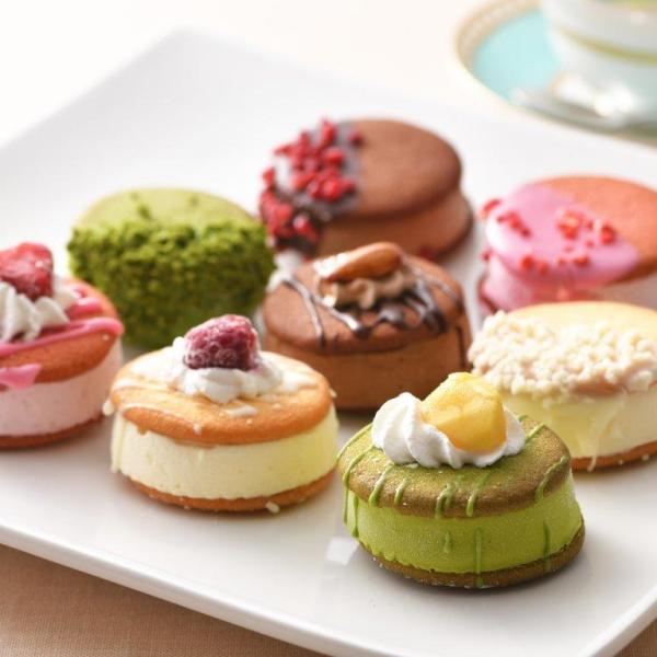 しっとり口どけの良いラングドシャ生地に濃厚なアイスクリームをサンドしました。カラフルでキュートな“フォトジェニック”スイーツをお楽しみください。ギフト プレゼント ご褒美 贈り物 贈答品 送料無料 ご自宅用 中元 歳暮 御祝 お祝いお正月、...