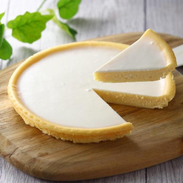 小麦粉を一切使わず、卵と砂糖とデンマーク産クリームチーズで作りました。酸味とともに濃厚なチーズのコクを楽しめる、シンプルながらもリッチな味わい。ギフト プレゼント ご褒美 贈り物 贈答品 送料無料 ご自宅用 中元 歳暮 御祝 お祝いお正月、...