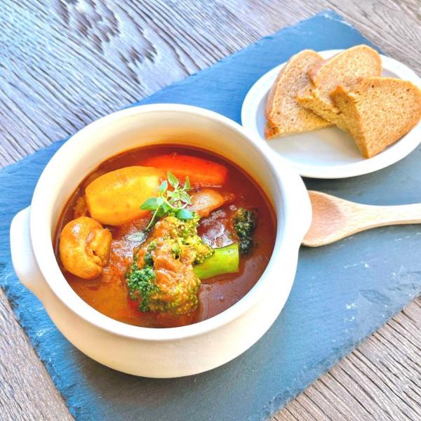 私たちチャヤ マクロビオティックスは、江戸時代から伝わる葉山の老舗料亭「日影茶屋」から誕生しました。国産有機玄米にこだわり、有機・特別栽培の野菜や、豆、海藻を使った料理を提供しています。肉・卵・乳製品・白砂糖・調味料(アミノ酸)を使わずにつ...