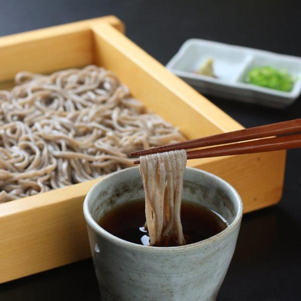 厳選した国内産のそばの実を自家製粉し、挽きたての風味豊かな平打ちのなまそばに仕上げました。そばに最適な味を追求して削り節からしっかりと炊き上げた自家製つゆがそばの味を一層引きたてます。      ギフト プレゼント ご褒美 贈り物 贈答品 ...