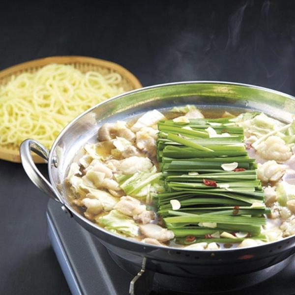 博多を代表する鍋料理のひとつ「もつ鍋」。牛もつは国内産を使用。うれしい「しめ」のちゃんぽん麺付きです。ギフト プレゼント ご褒美 贈り物 贈答品 送料無料 ご自宅用 中元 歳暮 御祝 お祝いお正月、バレンタインデー、ホワイトデー、母の日、父...