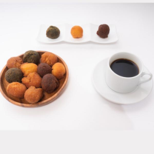 奄美大島のサーターアンダギーの専門店「あんだぎや」からお届けする一口サイズにアレンジしたサーターアンダギー。【セット内容】よもぎ、きなこ、ココア、黒糖の4種類の味が楽しめるミックス味。12個入りを3袋入り。脂っこく無くひと口サイズでペロッと...