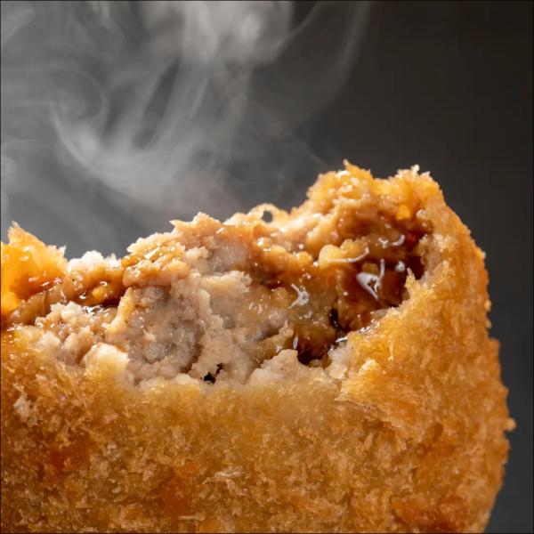 原材料黒毛和牛肉・玉ねぎ・牛乳・卵・食塩・胡椒・衣（パン粉・でん粉・コーン粉末・粉末油脂）調味料（アミノ酸等）加工澱粉・増粘多糖類（一部に牛肉・小麦・卵・大豆を含みます）賞味期限製造日から180日内容量70g×10個保存方法要冷凍（-18℃...