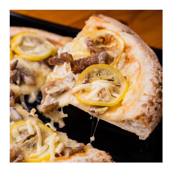 鹿児島県産黒毛姫牛を使用した冷凍ピザです。レモンの酸味と姫牛のお肉の旨味がお酒に合う大人ピザのレモンステーキピザ！！ハレの日のテーブルを彩ります。解凍後、ご家庭のトースターで焼いてお楽しみください。内容量300ｇ×２枚(21cm)原材料ナポ...