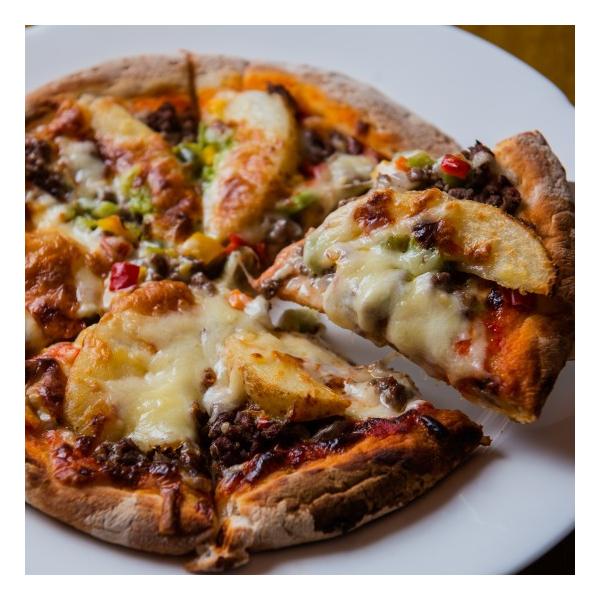 鹿児島県産黒毛姫牛を使用した冷凍ピザです。パプリカと姫牛ミンチとフライドポテトがガツンとボリューミーなアルティメットポテトピザ、ハレの日のテーブルを彩ります。解凍後、ご家庭のトースターで焼いてお楽しみください。内容量360ｇ×２枚(21cm...