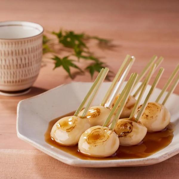 冷凍両棒餅（ぢゃんぼもち）18本入り鹿児島銘菓として昔から伝わる両棒餅。柔らかい食感が特徴のお餅です。九州産のもち粉を使用し、丁寧に作られています。一つ一つ手作業で形成された両棒餅は、香ばしく焼き上げられ、甘辛いタレを絡めて食べるとホッとす...