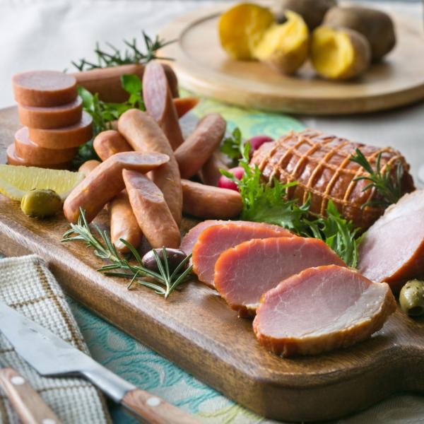 かごしま黒豚の味噌漬けとソーセージの詰め合わせセットです。【内容量】黒豚ロース肉の味噌漬け 100g×3枚黒豚ソーセージ 100g×2P使用しているのは、自然豊かな鹿児島県八重山（やえやま）の自社牧場でのびのび育てた黒豚です。ロース肉の味噌...