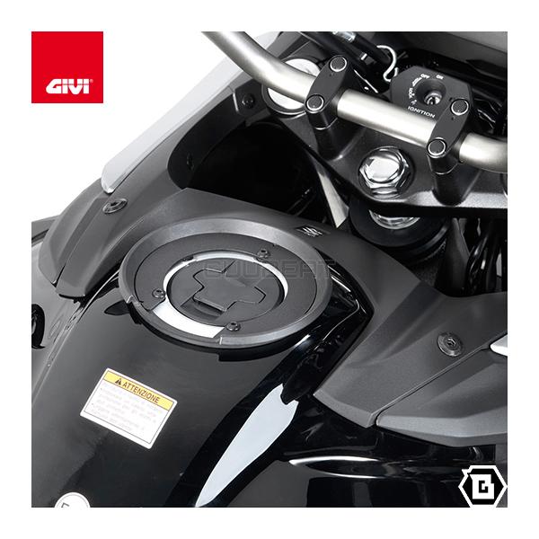 GIVI BF01は、TANKLOCK（タンクロック）タイプのタンクバッグを装着するためのイージーロック（アタッチメント）です。TANKLOCKタイプのタンクバッグに付属しているサポート（型番：ZT480F）と組み合わせて取付けます。【適合...