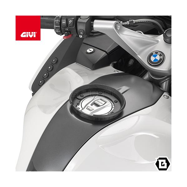 GIVI BF17は、TANKLOCK（タンクロック）タイプのタンクバッグを装着するためのイージーロック（アタッチメント）です。本商品は、専用のサポートが付属しています。【適合車種】BMW R 1250 GS ADVENTURE (19-2...