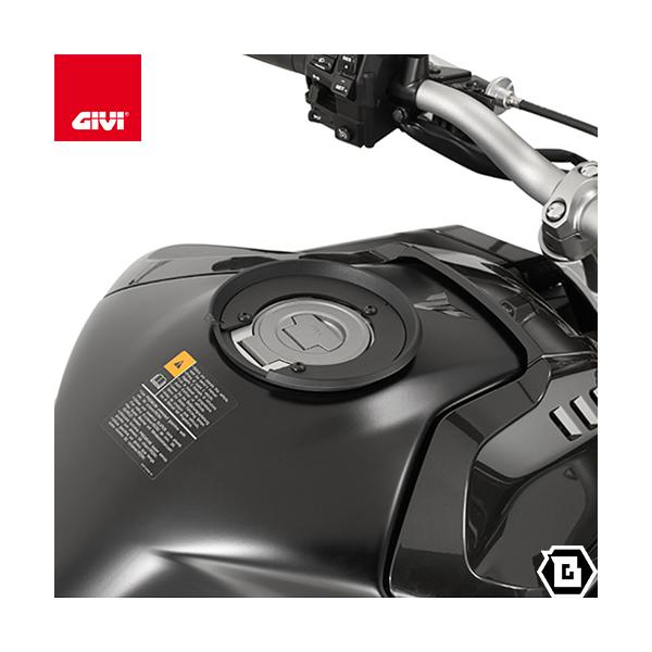 GIVI BF27は、TANKLOCK（タンクロック）タイプのタンクバッグを装着するためのイージーロック（アタッチメント）です。TANKLOCKタイプのタンクバッグに付属しているサポート（型番：ZT480F）と組み合わせて取付けます。【適合...