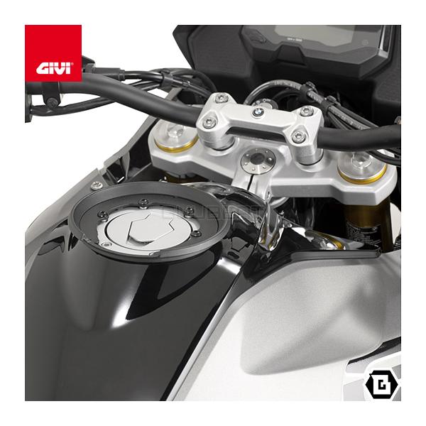 GIVI BF31は、TANKLOCK（タンクロック）タイプのタンクバッグを装着するためのイージーロック（アタッチメント）です。TANKLOCKタイプのタンクバッグに付属しているサポート（型番：ZT480F）と組み合わせて取付けます。【適合...