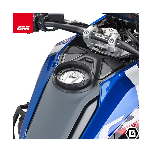 GIVI BF84は、TANKLOCK（タンクロック）タイプのタンクバッグを装着するためのイージーロック（アタッチメント）です。TANKLOCKタイプのタンクバッグを装着するためのパーツは全て付属しています。【適合車種】※下記のいずれの車種...