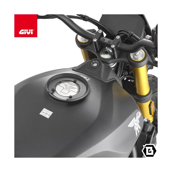 GIVI BF86は、TANKLOCK / TanklockEDシリーズのタンクバッグを装着するための車種専用フランジです。車体ごとに専用設計されたフランジにより、高いフィッティング精度と安定した装着性を実現します。タンクバッグは、TANK...