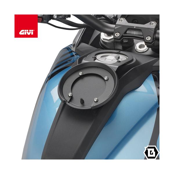 GIVI BF94は、TANKLOCK / TanklockEDシリーズのタンクバッグを装着するための車種専用フランジです。車体ごとに専用設計されたフランジにより、高いフィッティング精度と安定した装着性を実現します。タンクバッグは、TANK...