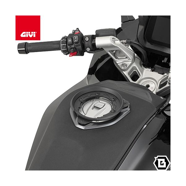 GIVI BF99 は、TANKLOCK（タンクロック）／TanklockED タイプのタンクバッグを装着するための車種専用フランジ（アタッチメント）です。車両の給油口周辺に専用設計で装着することで、GIVI製 TANKLOCK / Tan...