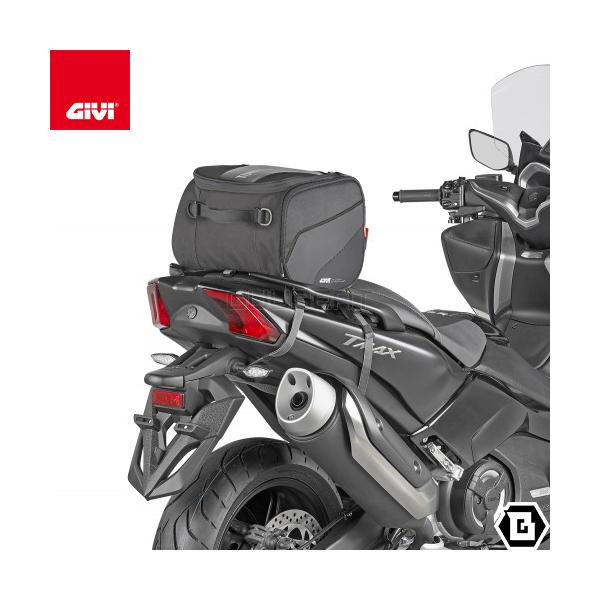 GIVI EA136Bは23L容量のEasy-Tシリーズのスクーターバッグ / シートバッグです。600D ポリエステルとラミネート加工された PU ポリエステルで構成されています。スクーターのフロントスペースに装着出来る他、シートバッグと...