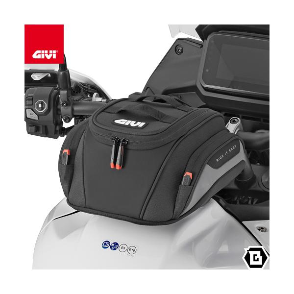 GIVI EASY01は、TANKLOCK対応のコンパクトタンクバッグです。600Dリップストップポリエステルを使用し、通勤からロングツーリングまで幅広く活躍します。タンクロック位置は4段階調整が可能で、アフリカツイン・トランザルプ・ヴェル...