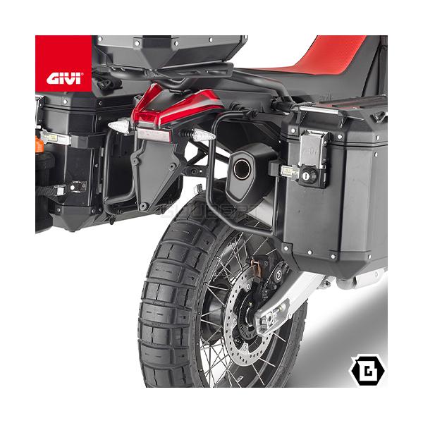 GIVI PLO6710CAMは、TREKKER OUTBACKシリーズ サイドケースを装着するためのMONOKEY CAM-SIDE サイドケースホルダーです。直径18mmの管状スチールのフレームで構成されており、TREKKER OUTB...