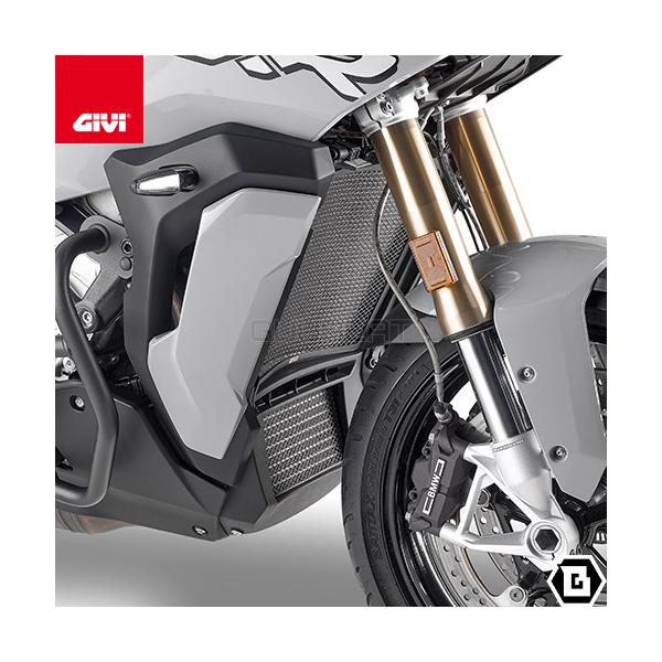 GIVI PR5138は、車種専用のラジエーターガード（ラジエーターコアガード）です。腐食性に強いステンレス素材で構成、砂利や小石等のわずかな衝突でも変形する繊細なラジエーターフィンを保護します。冷却効率の維持と美観性の向上にオススメのアク...