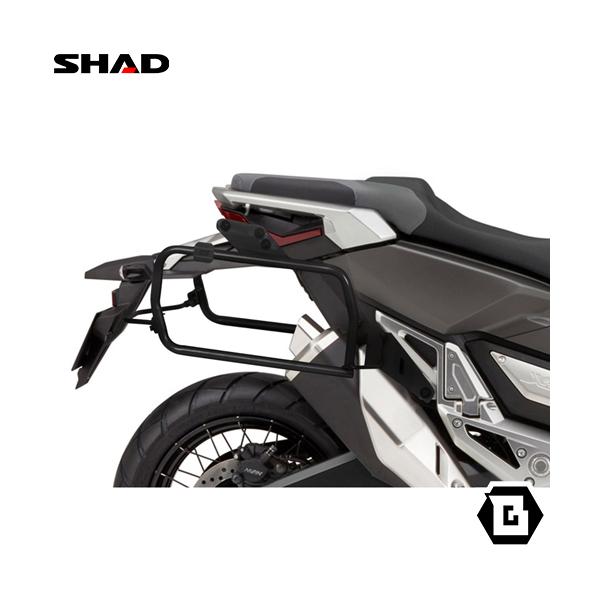 The SHAD Top Master fitting allows mounting a top case onto the motorcycle. It is a fitting specifically designed por ea...