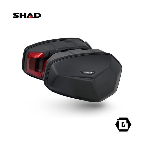Saddlebags with lock system with keys to the SR fitting which allows to lock by combination the main compartment. The fi...