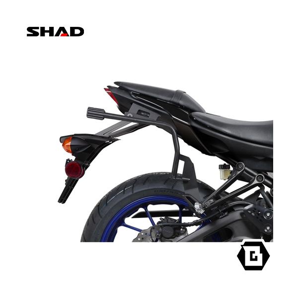 The SHAD Top Master fitting allows mounting a top case onto the motorcycle. It is a fitting specifically designed por ea...