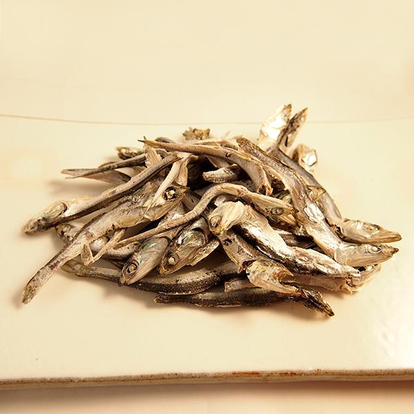 【内容(量)】煮干し 300g【原材料(産地)】カタクチイワシ（国産）【賞味期限】常温保存で3ヶ月【注意点】冷暗所で保存してください。