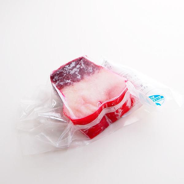 【内容(量)】くじらベーコンブロック（赤） 200g前後【原材料(産地)】ミンク鯨肉（南極海）、食塩／リン酸塩（Na)、調味料（アミノ酸等）、酸化防止剤（エリソルビン酸Na)、発色剤（亜硝酸Na)、増粘多糖類、着色料（赤3）、（一部に卵を含...