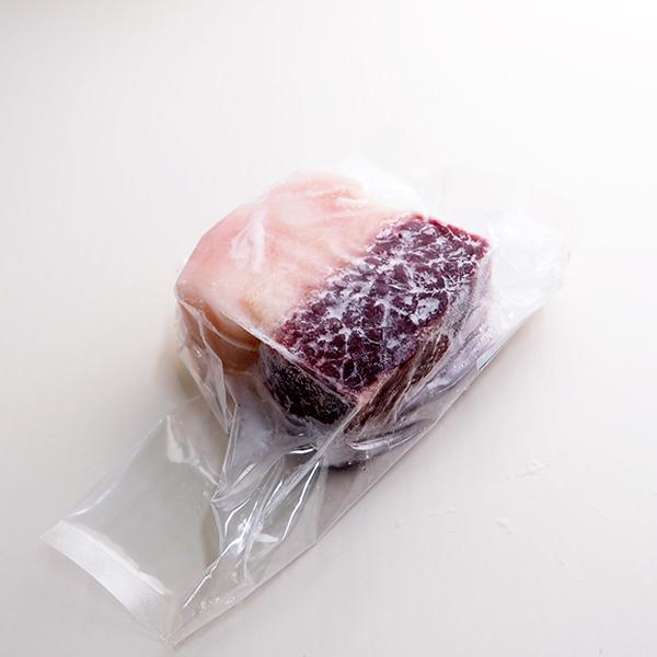 【内容(量)】くじらベーコンブロック（無着色）200g前後【原材料(産地)】ミンク鯨肉（南極海）、食塩／リン酸塩（Na)、調味料（アミノ酸等）、酸化防止剤（エリソルビン酸Na)、発色剤（亜硝酸Na)、増粘多糖類、（一部に卵を含む）【賞味期限...